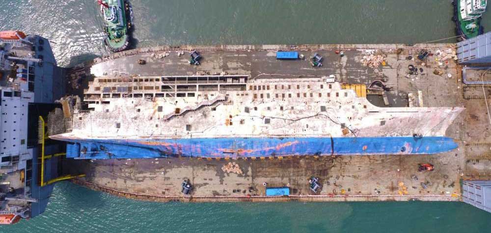 Three Ways To Salvage A Sunken Ship - pneumatic fenders_yokohama fender ...